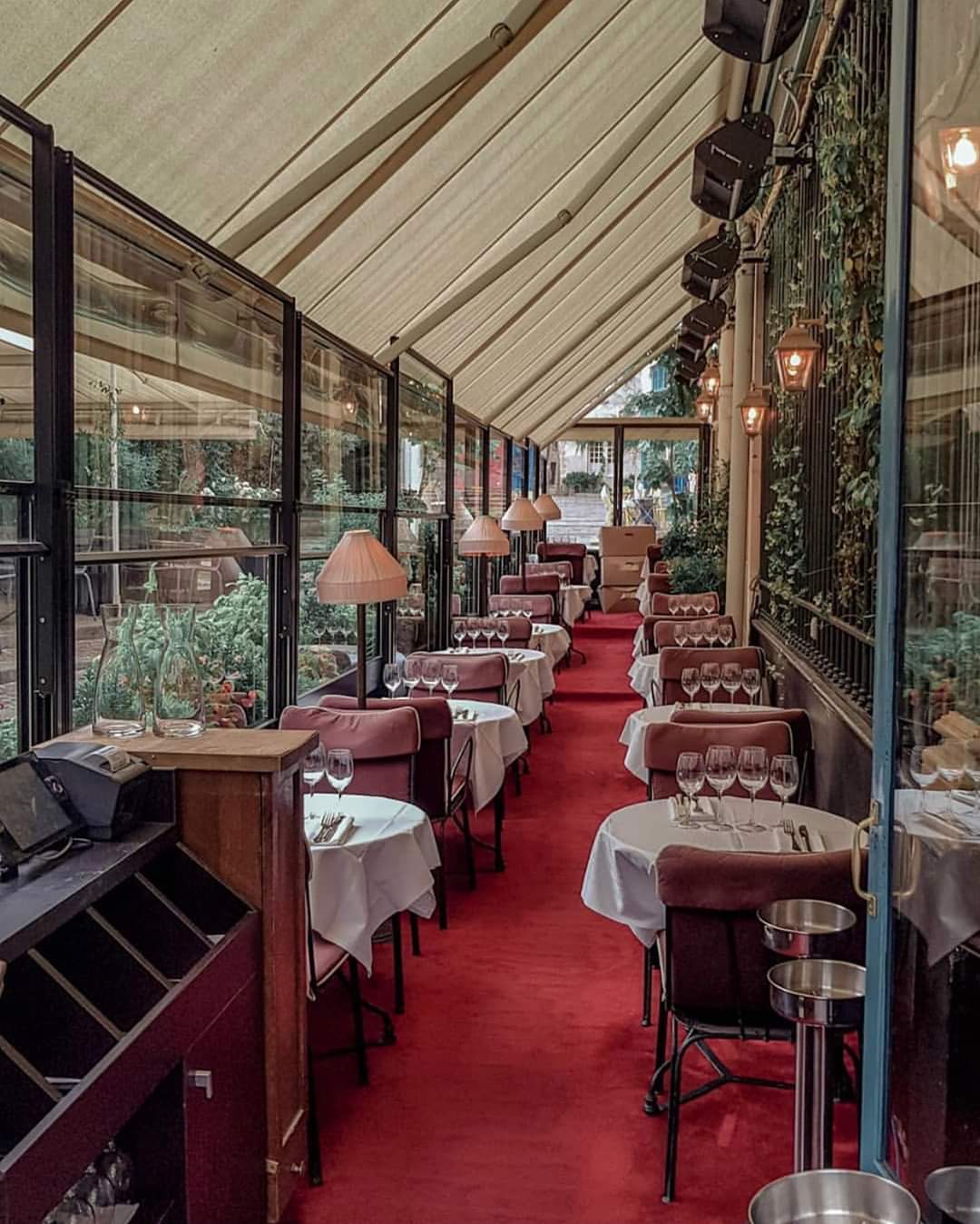 Chez Julien – le restaurant le plus romantique de Paris propose un menu ...