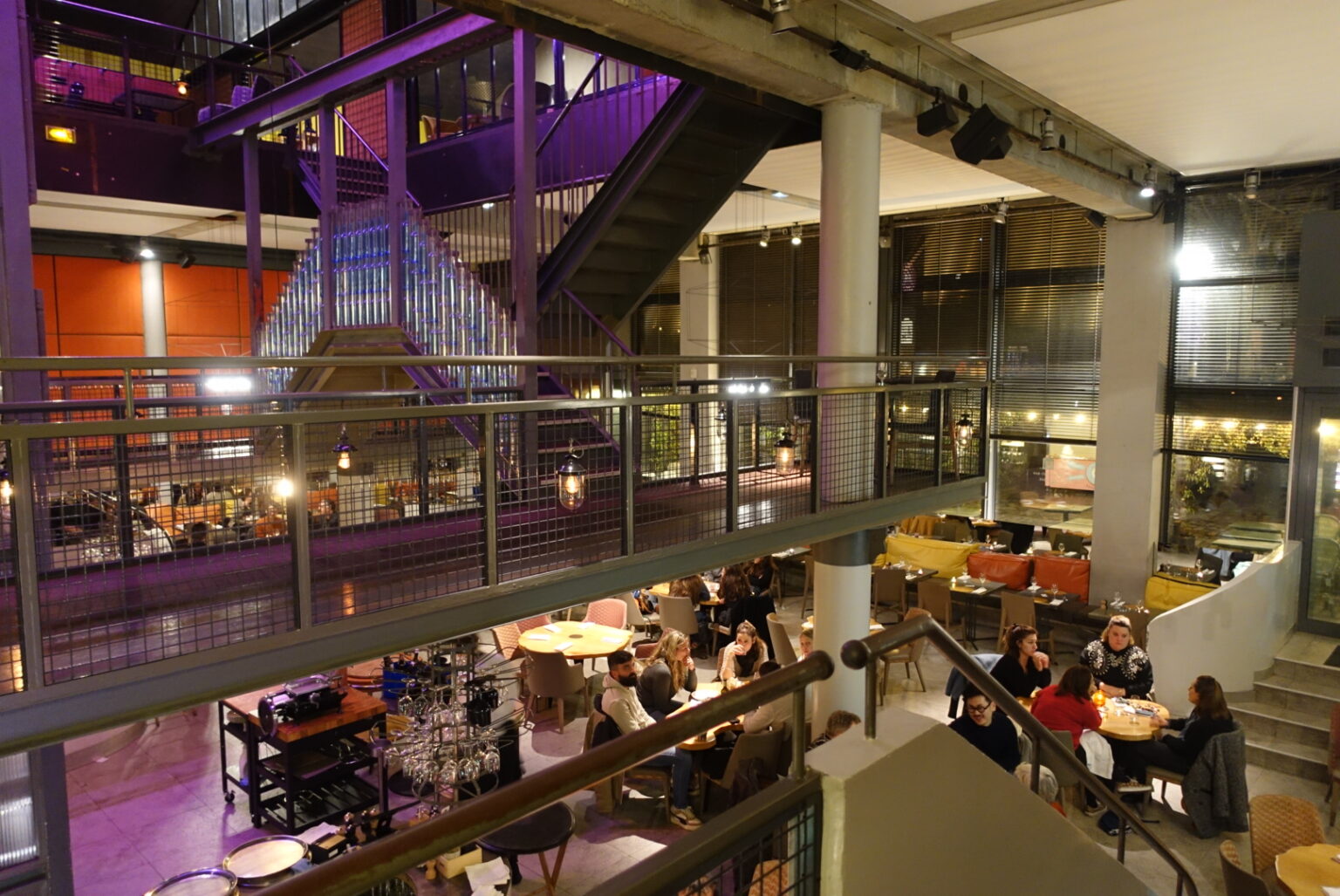 Chai 33, le mythique bistrot – cave qui fait honneur au vin à Bercy ...